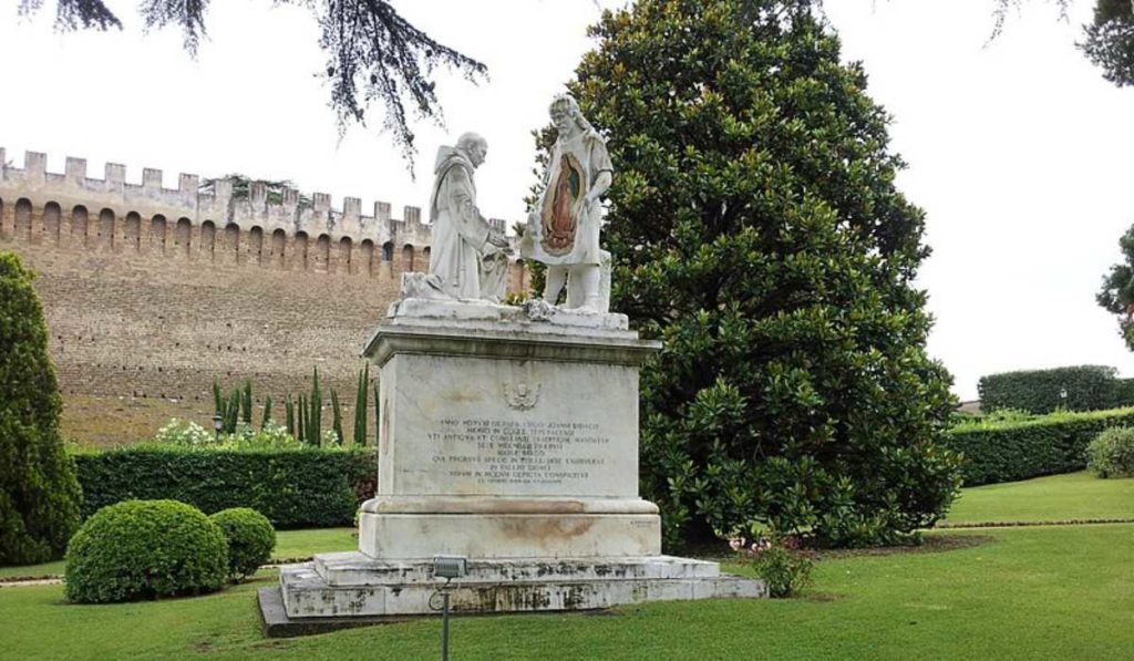 Vatican Statues: 38 Most Famous Indoor & Outdoor Sculptures